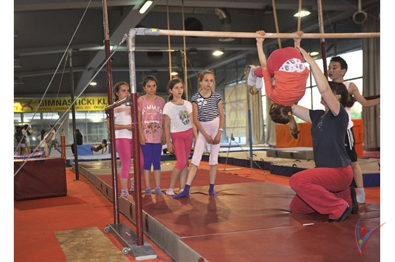 Akrobatske veštine i gimnastički elementi zajedno na razboju ...