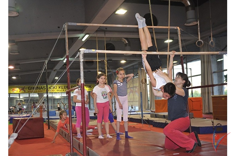 Akrobatske veštine i gimnastički elementi zajedno na razboju ...